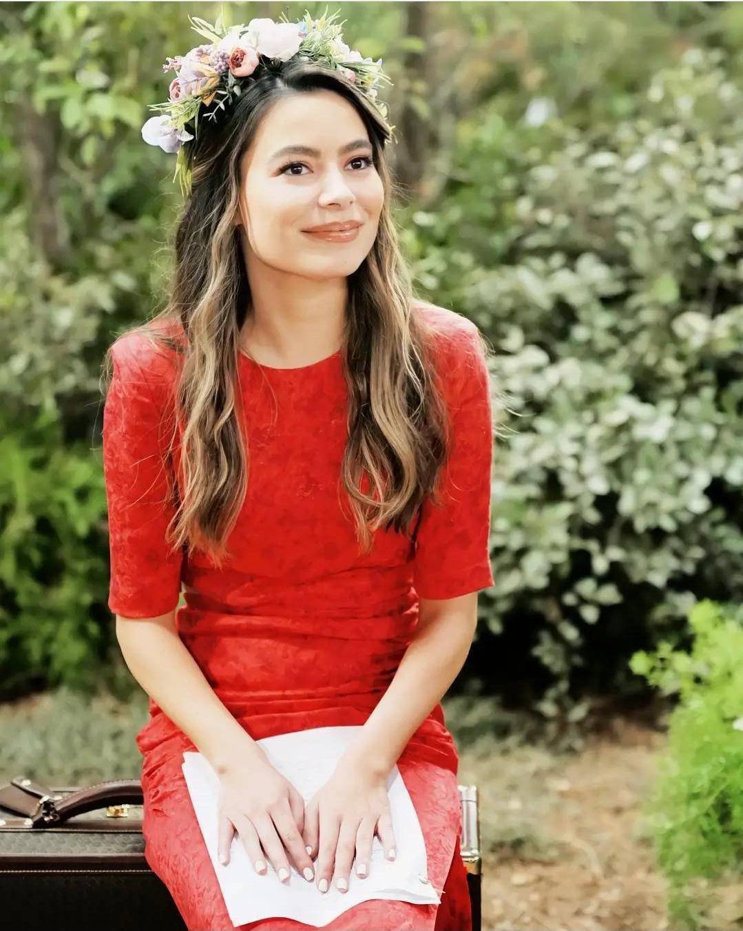 Miranda Cosgrove Scrolller
