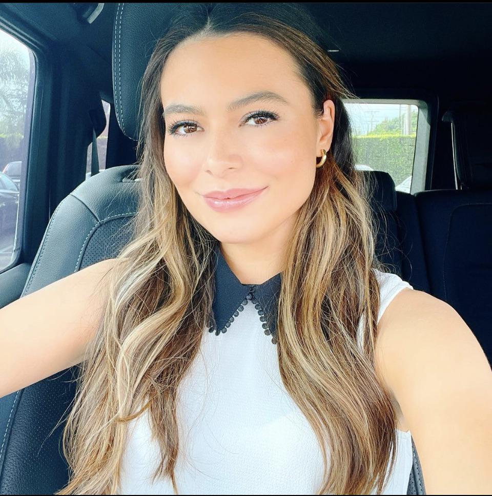 Miranda Cosgrove and her beautiful DSL | Scrolller