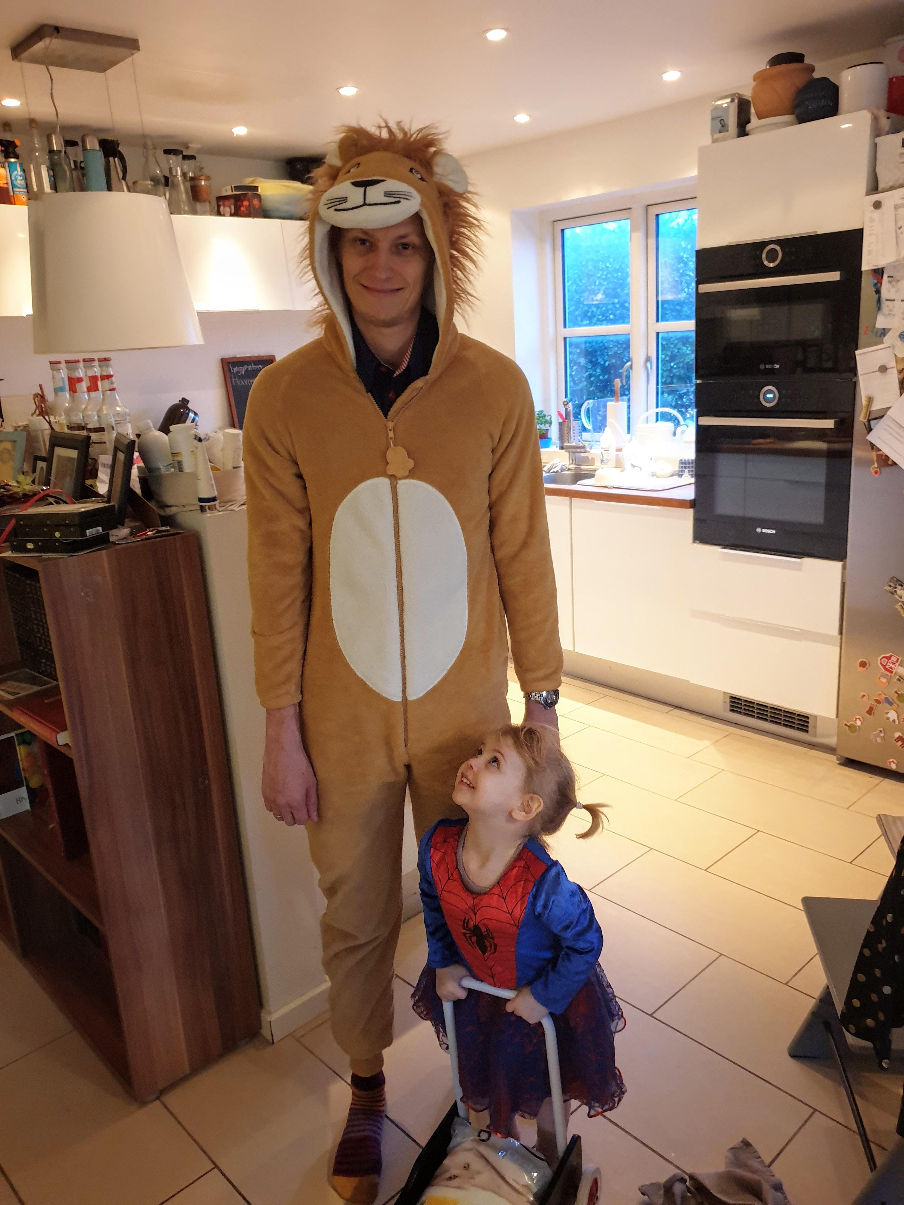 Mirin her dad | Scrolller