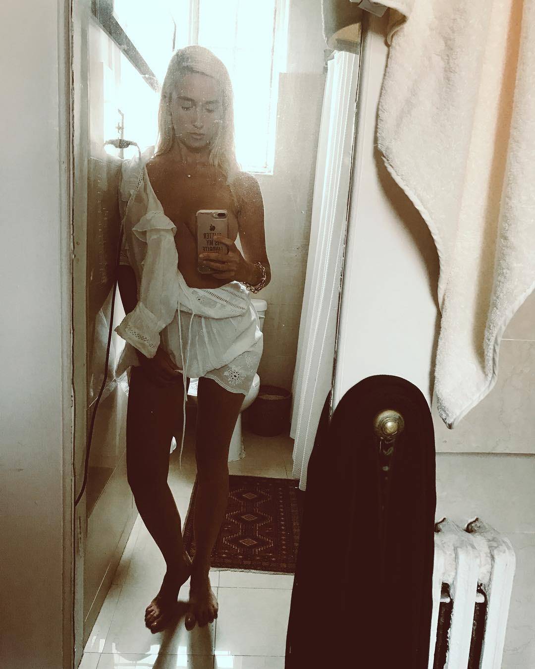 Mirror Selfie (2017) | Scrolller