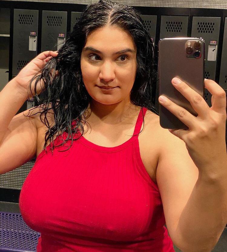 Miss Khatera | Scrolller