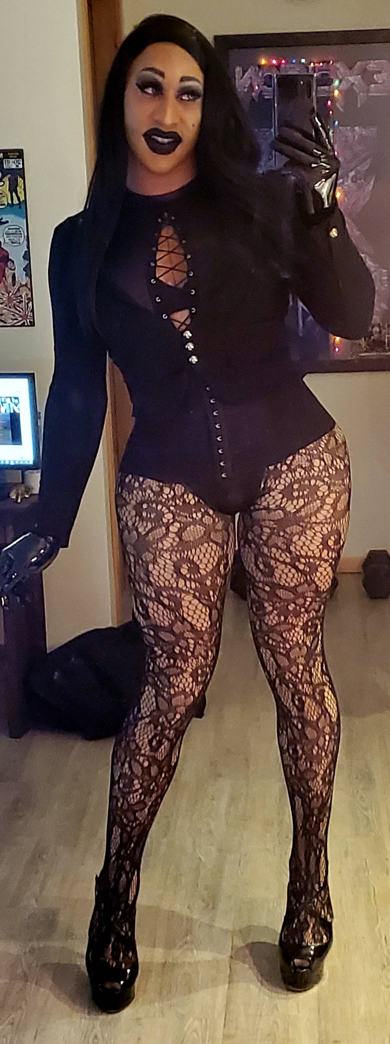 Miss Midnight | Scrolller