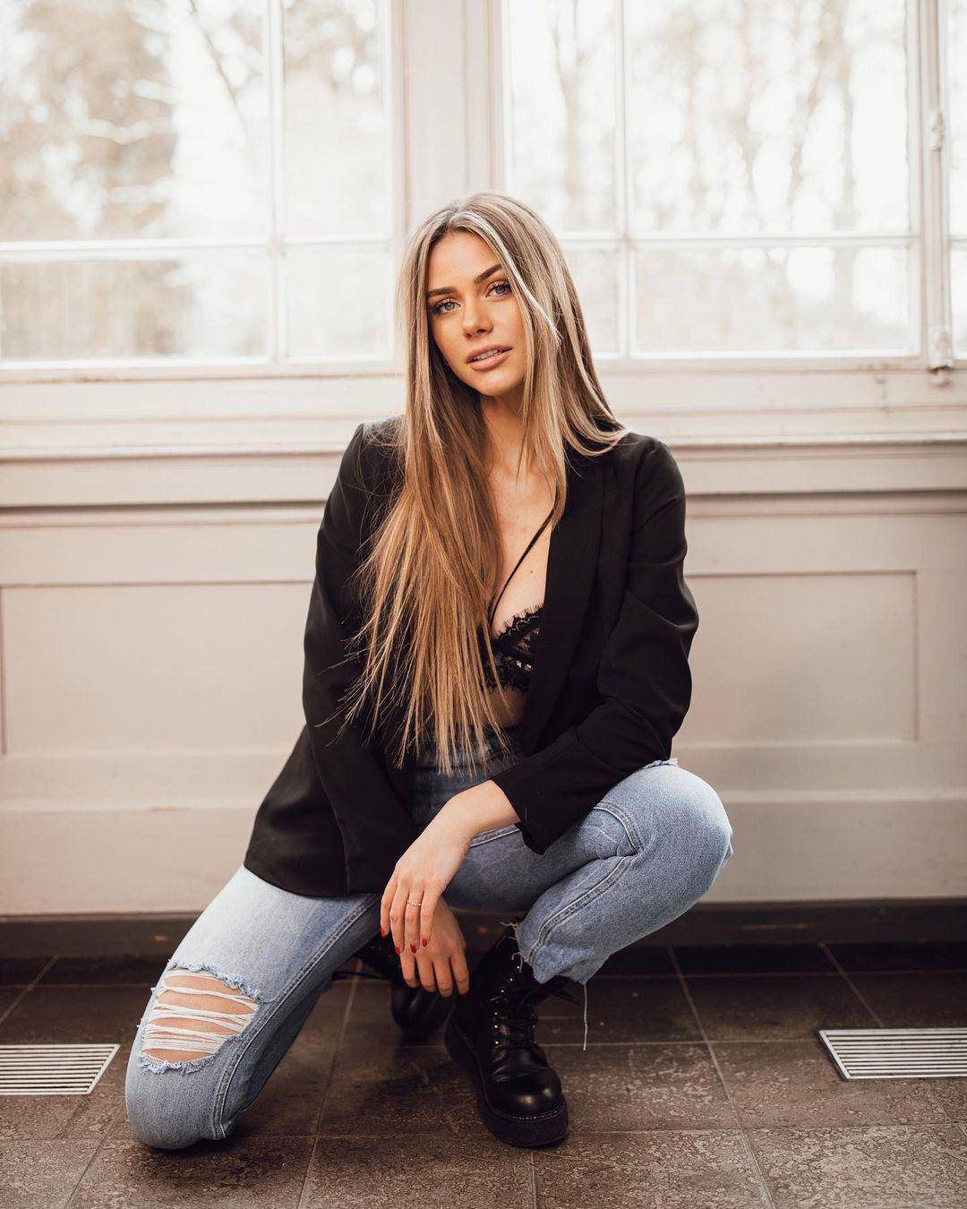 Model Pose | Scrolller