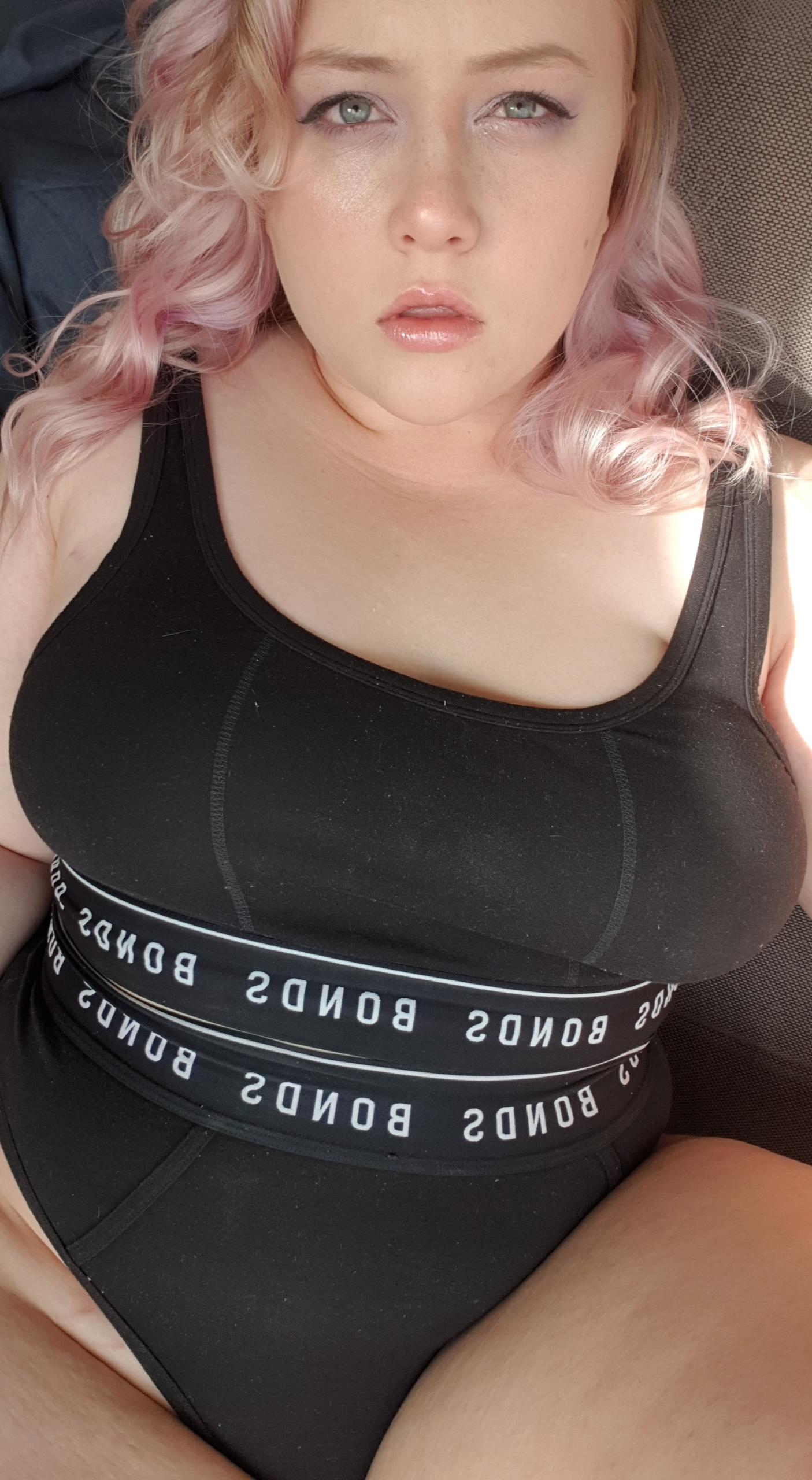 Model pose, or about to sneeze? | Scrolller