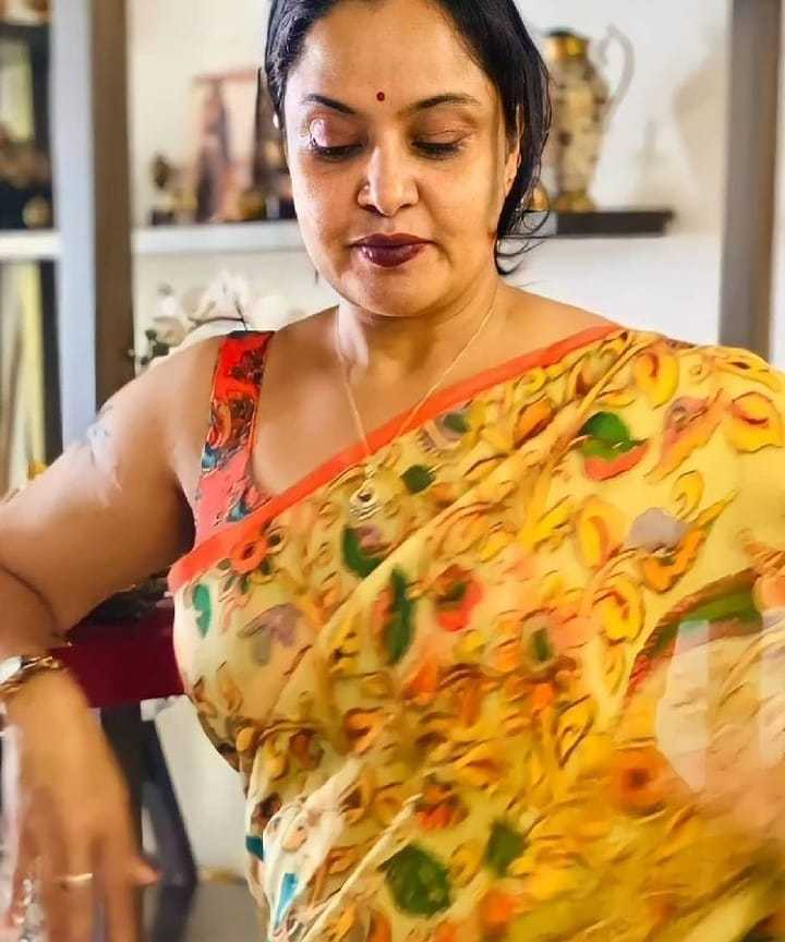 Mom ko sleeveless pehna dekhke mann mein kya kya khyaal aate hai | Scrolller