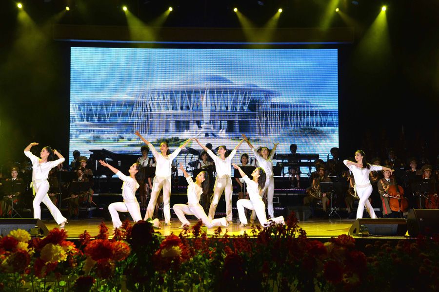 More arts... Dancers of the Wangjaesan Art Troupe performing "Dash to the Future" 왕재산예술단 달려가자 ...