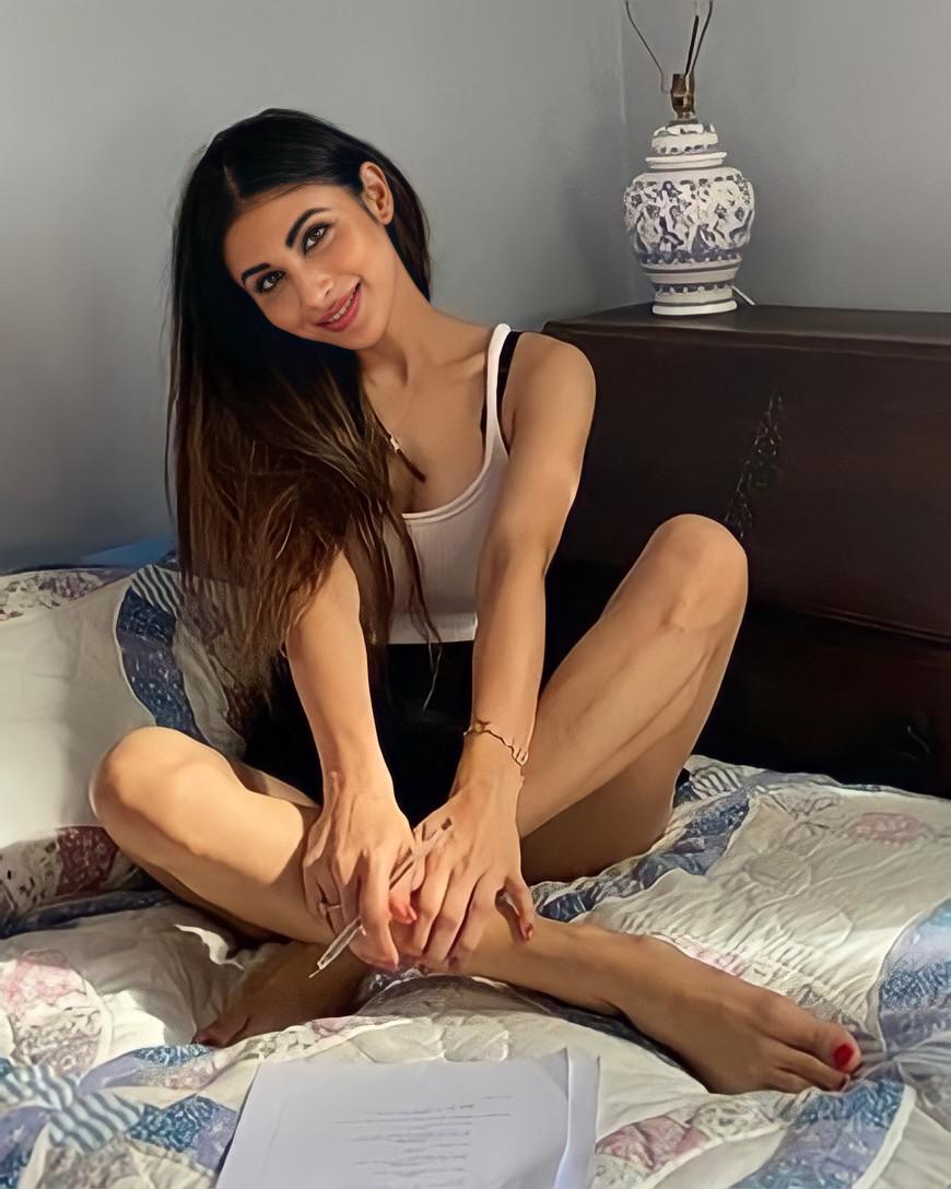 Mouni Roy Hot Legs Showing | Scrolller