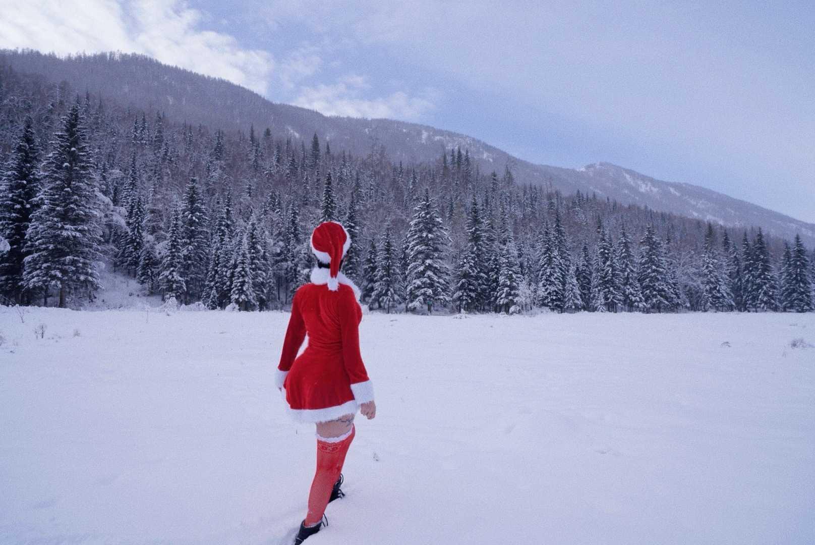 Mrs.Claus | Scrolller