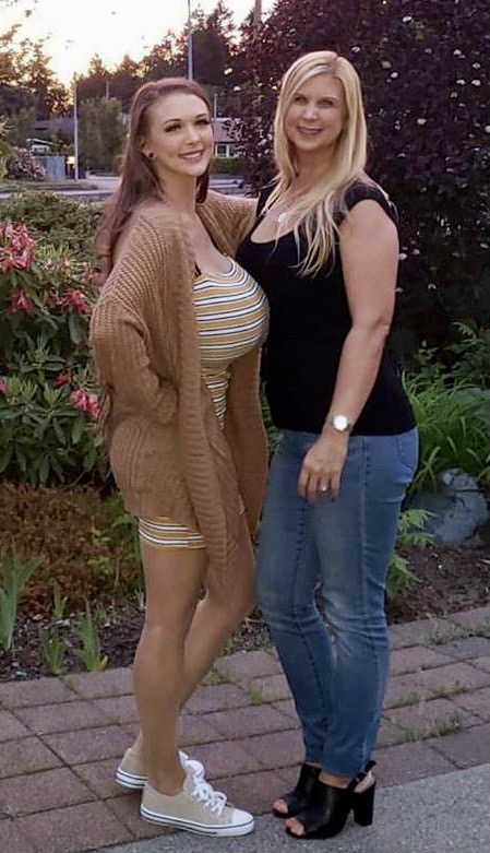 Mutter ist stolz auf die Euter ihrer Tochter 🤤🥵🔥 | Scrolller