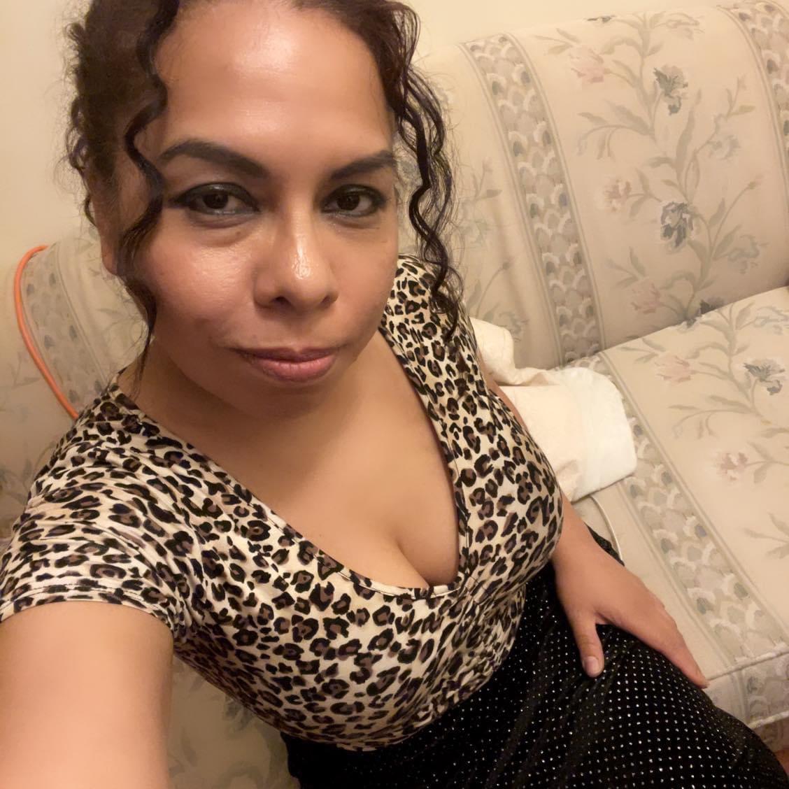 My aunty Alma loves sending me her selfies | Scrolller