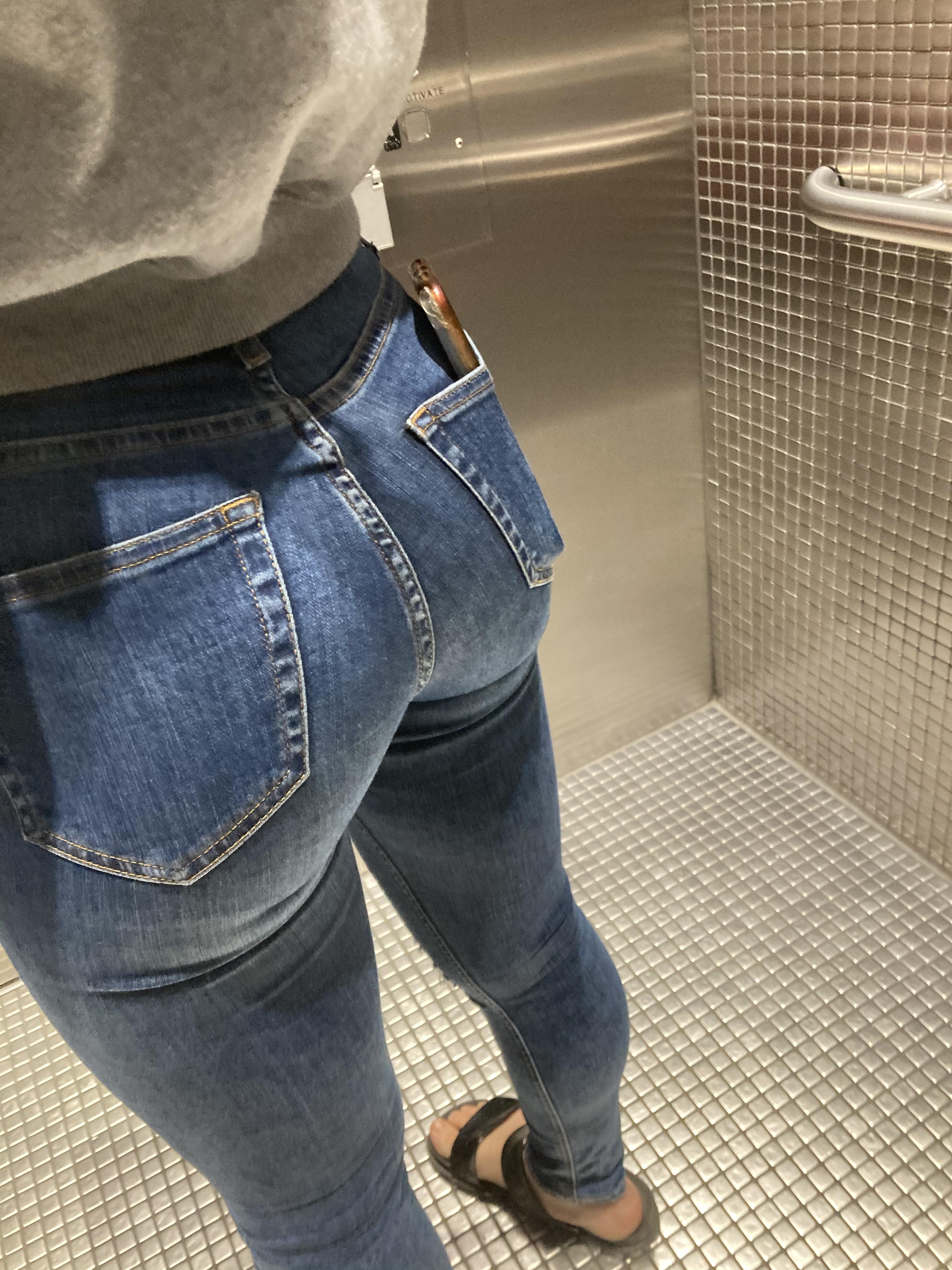 squeeze. my. butt! 💙 | Scrolller