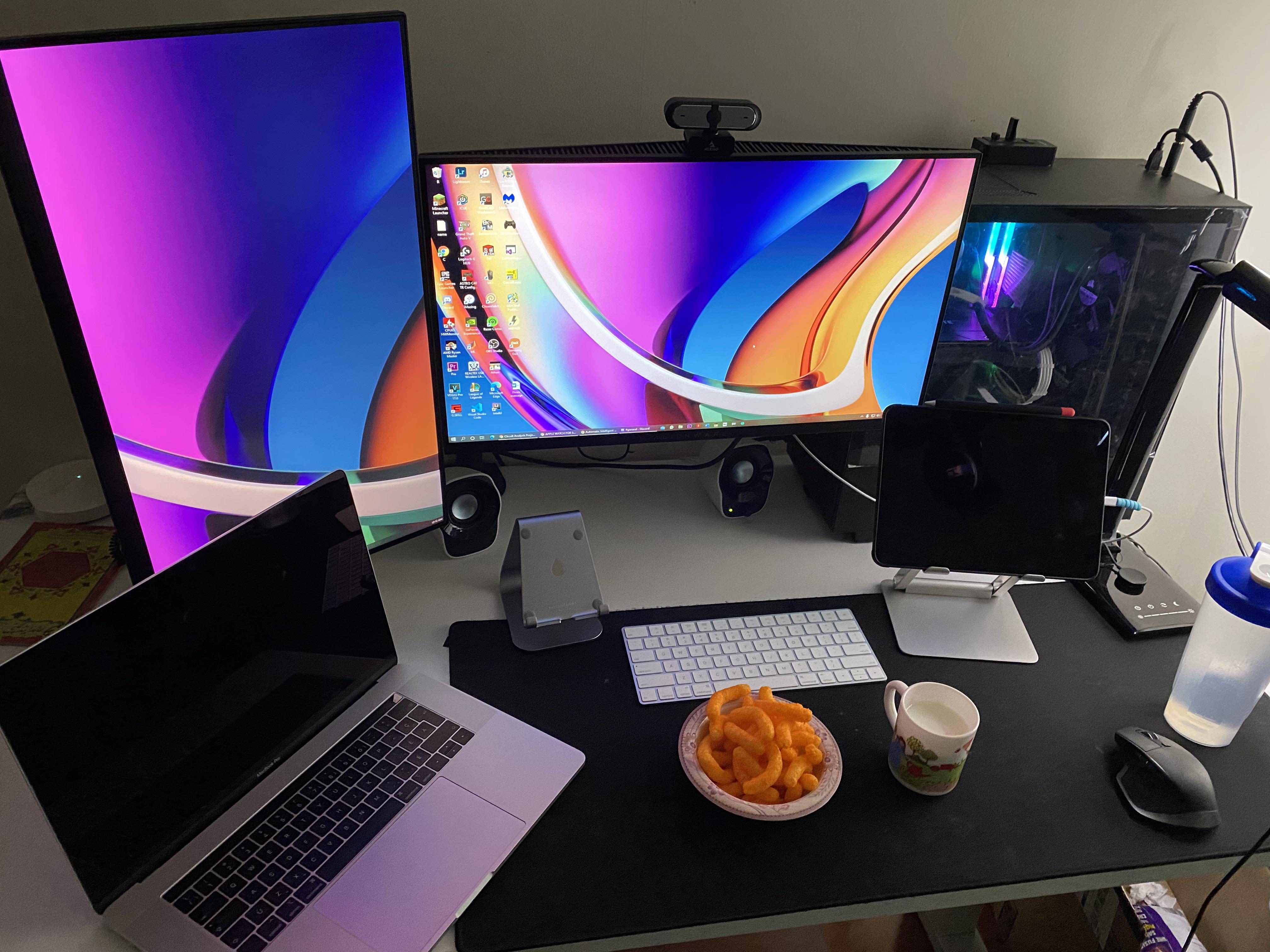 My clean workstation | Scrolller