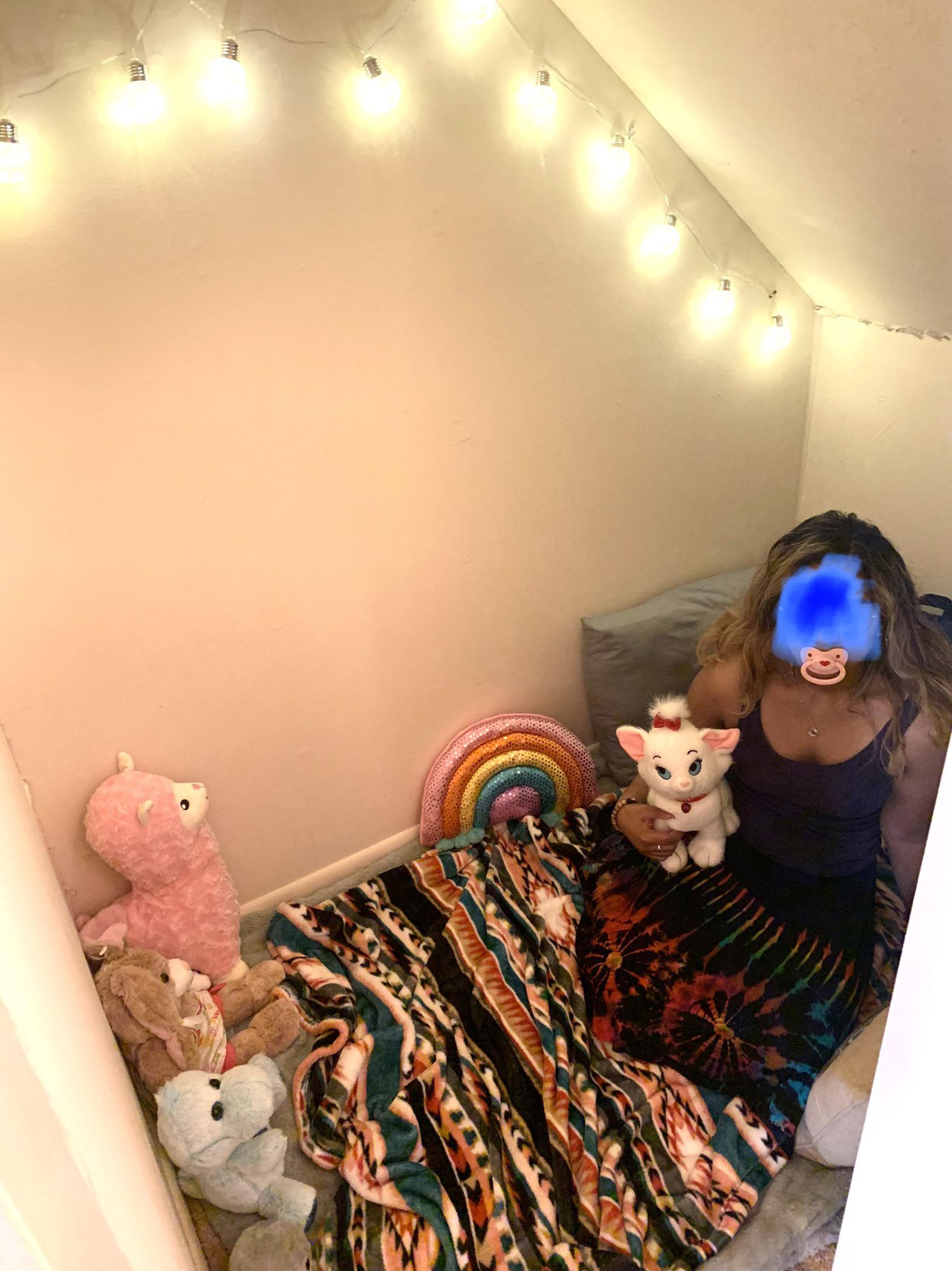 My daddy made me my very own little space aka Princess room aka cage in his apartment hehe 🥲👸🏾 ...