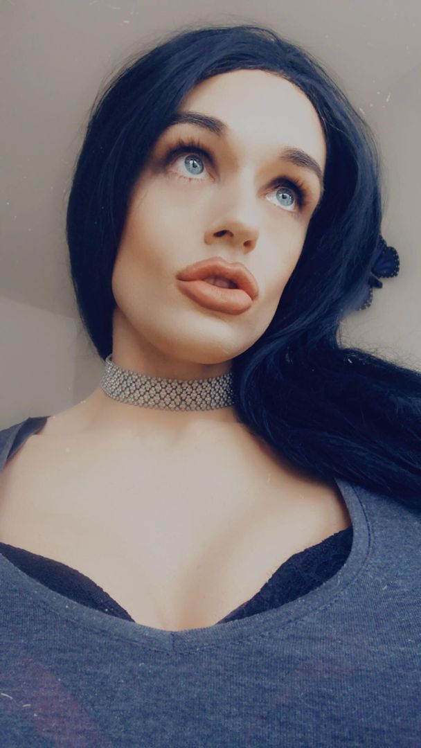 My ever expanding bimbo lips! Kik: nikkidolly1995 | Scrolller