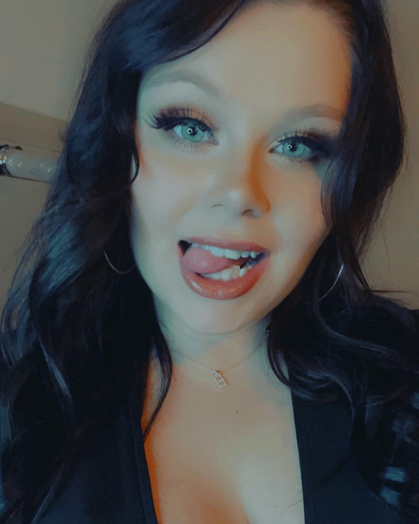 My eyes are like the ocean 🌊 if you look to hard you might drown 😉💙 | Scrolller