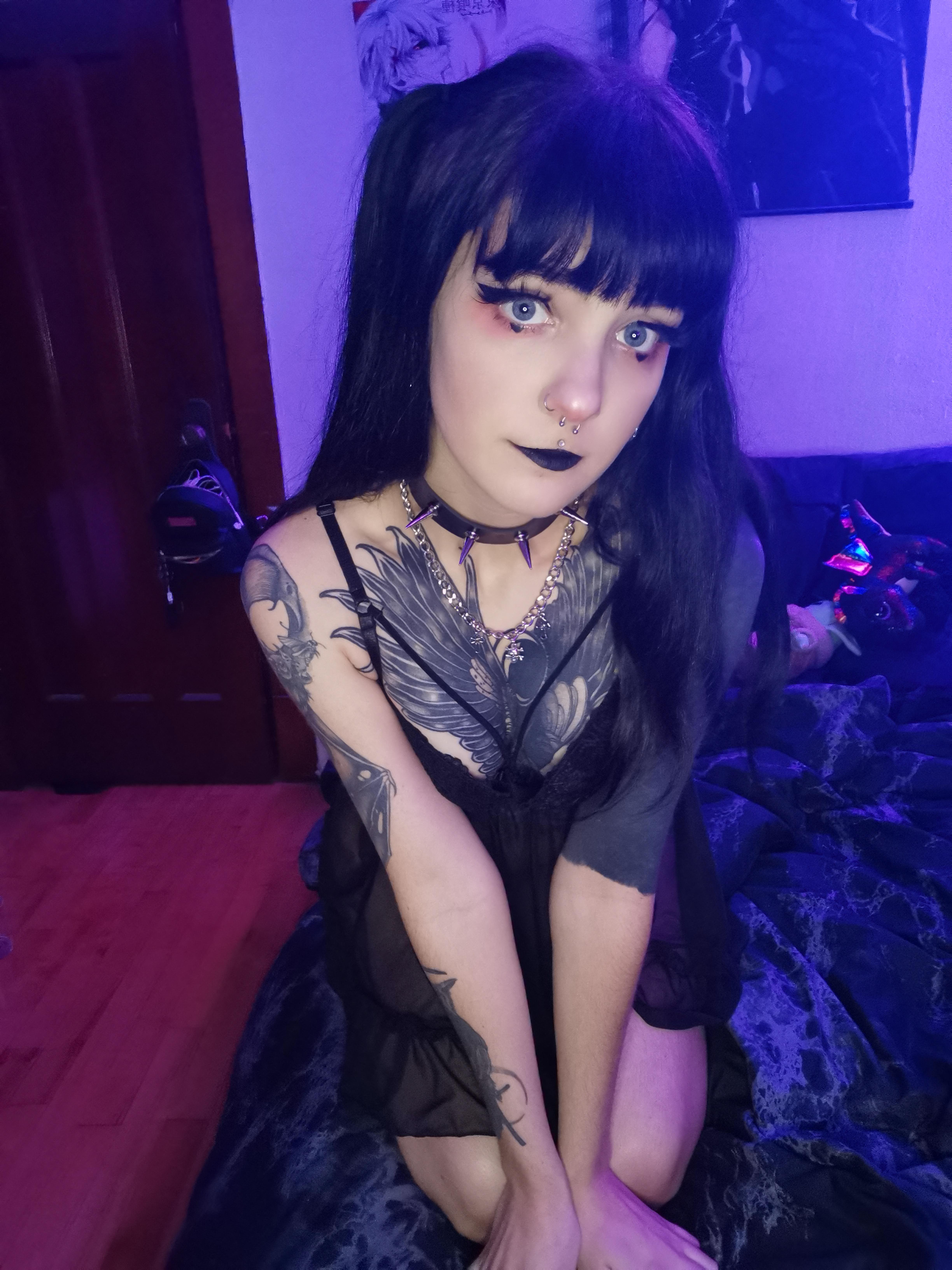 My eyes kinda match the lighting 💙 | Scrolller