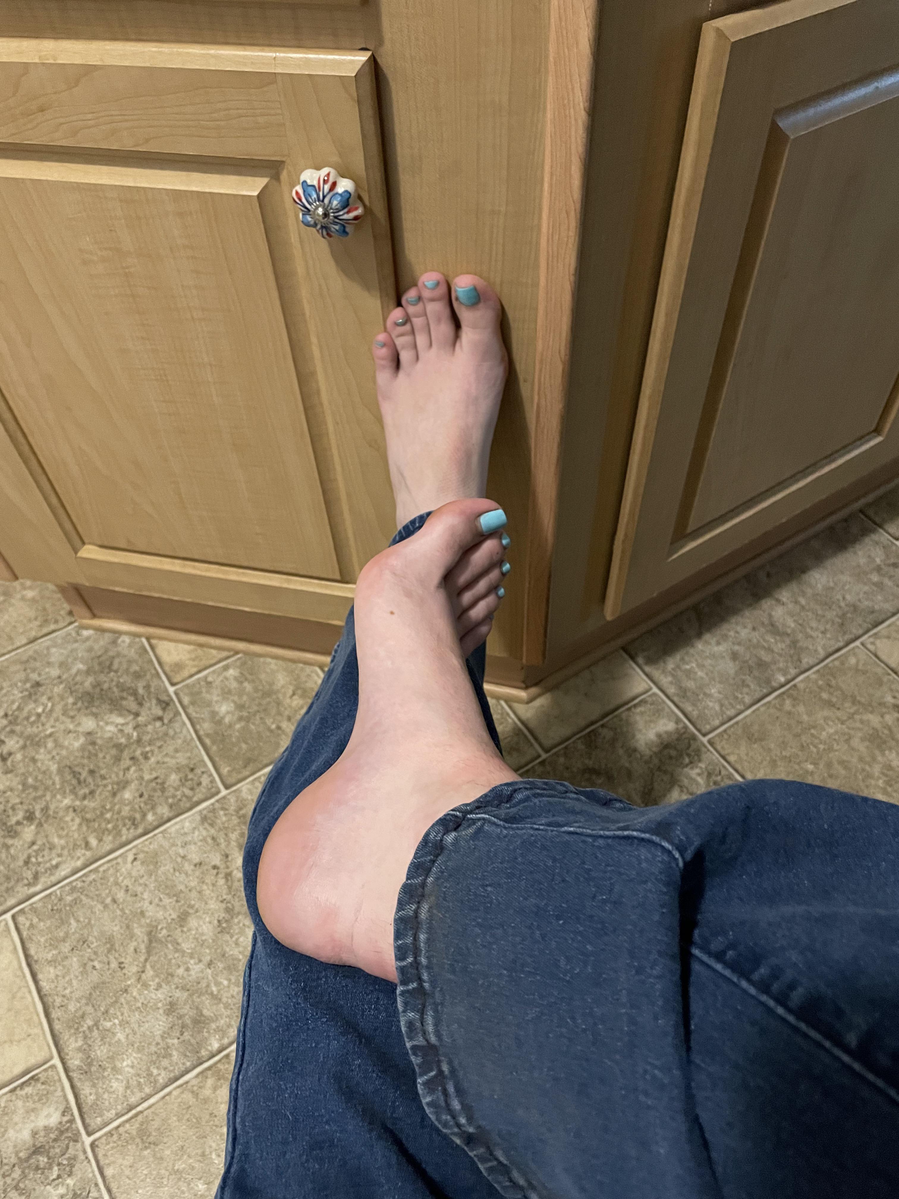 My feet are pretty tired after an 11hr shift | Scrolller