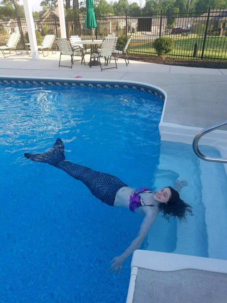 Cum in this mermaids belly button? | Scrolller