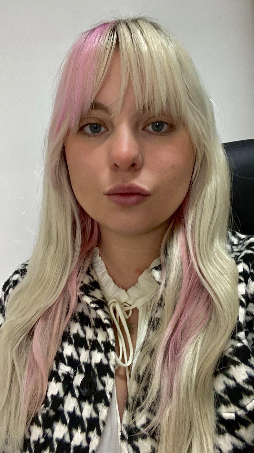 My first selfie with the pink hairstripes please be nice to me | Scrolller