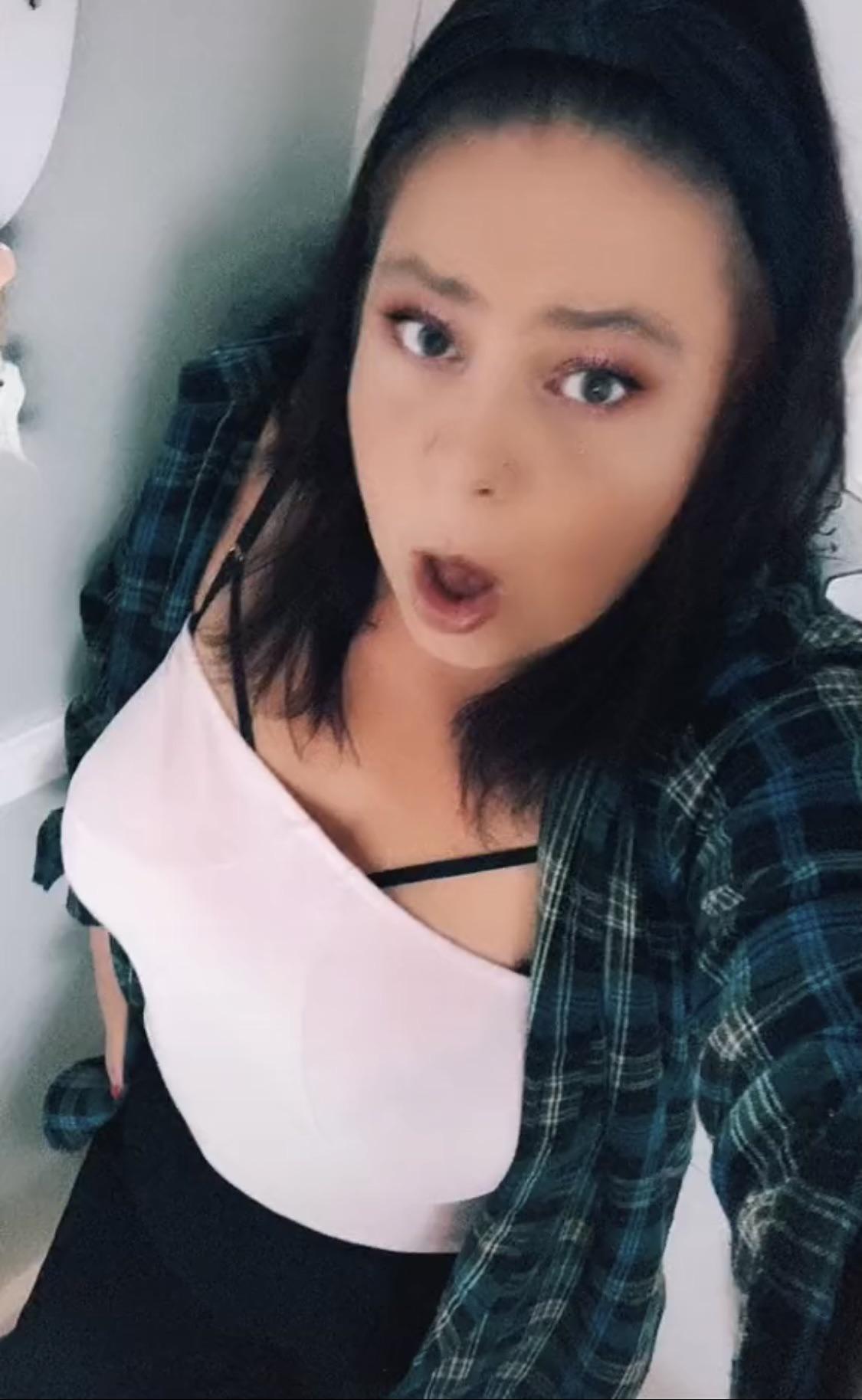 My mouth open who wonts stick something in it | Scrolller