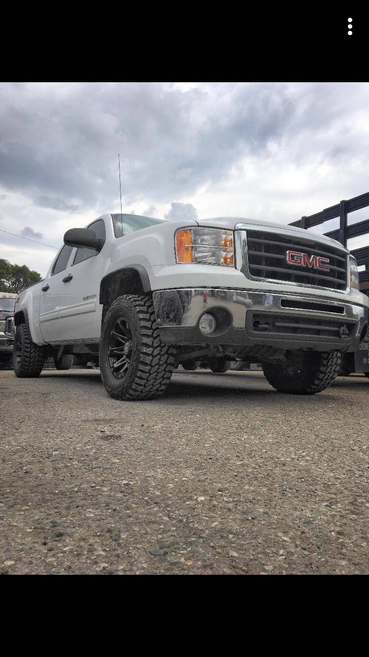 My new lift kit on my 2011 Sierra! 3.5 inch lift, 33” mud terrains that rub real bad | Scrolller