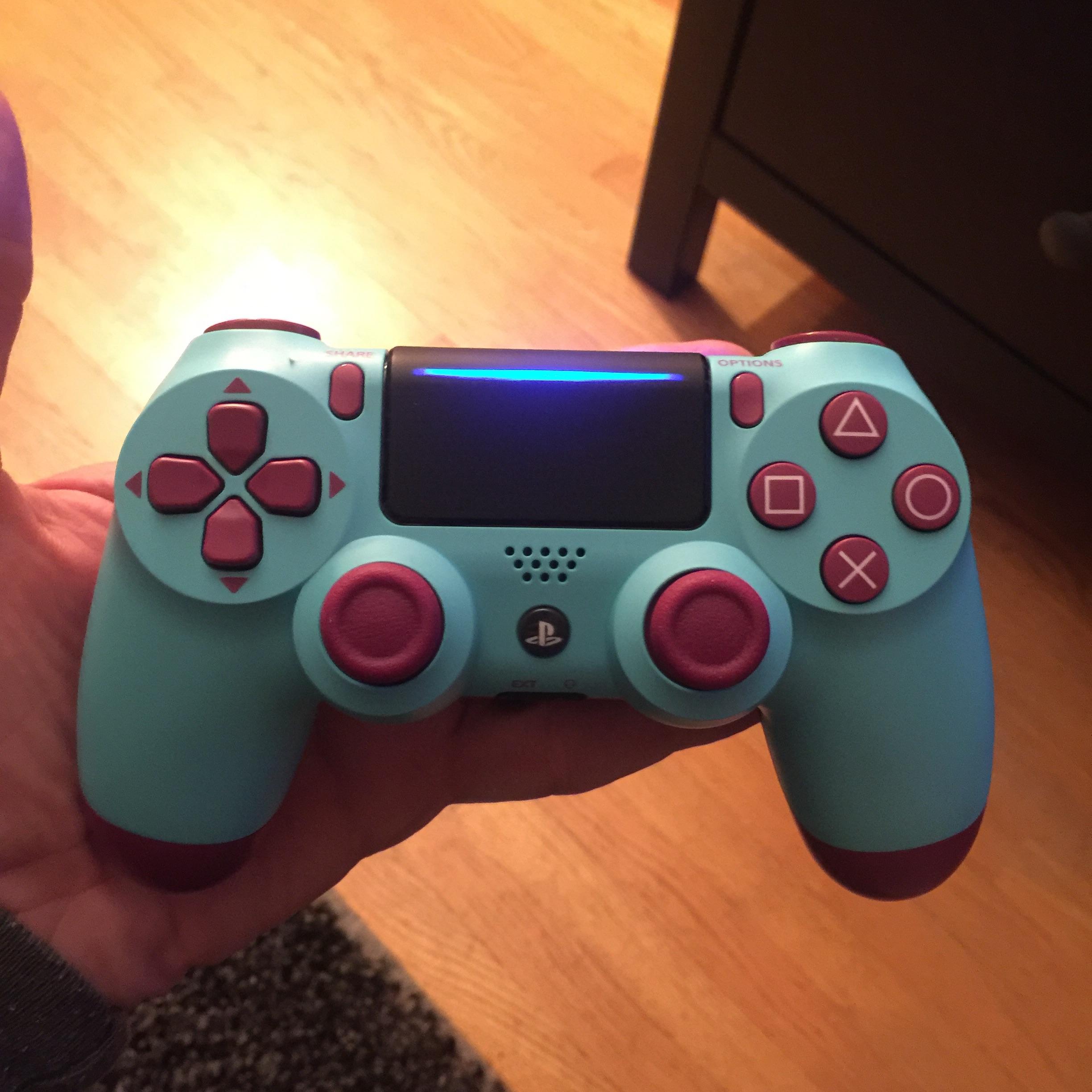 My new PS4 controller is wearing an away kit! | Scrolller