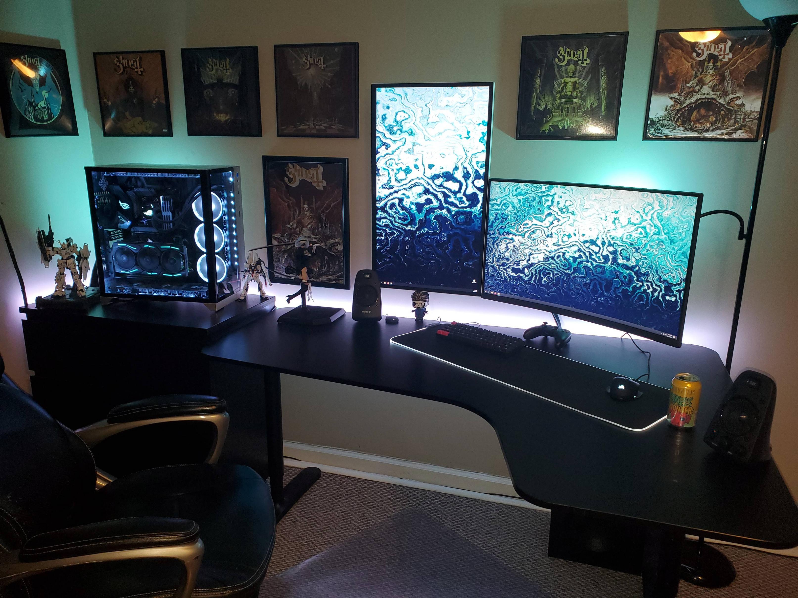 My setups final form! I've been so indecisive with the layout but I think I can finally be done ...