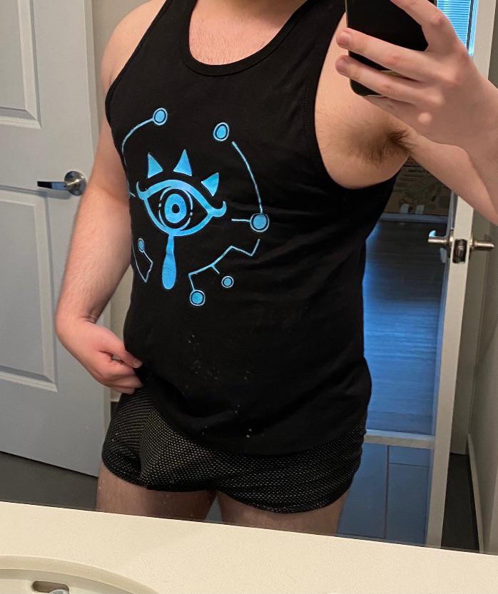 My sweaty pit needs some attention | Scrolller