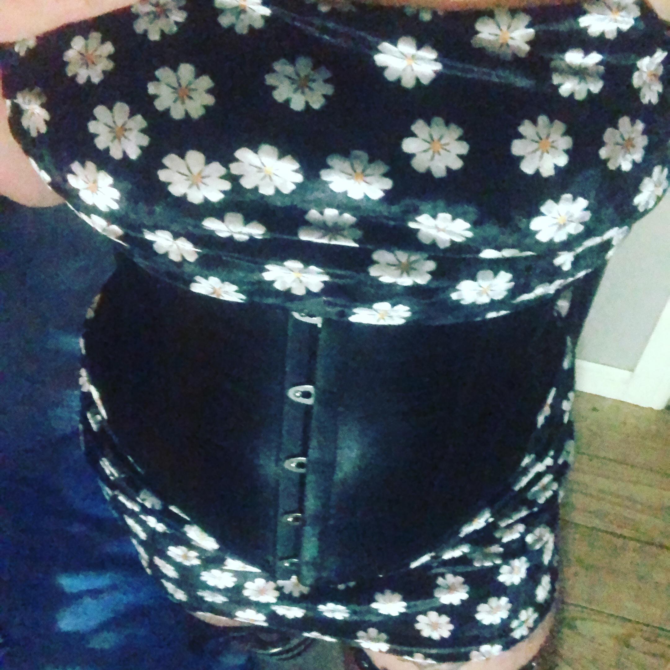 My two obsessions. Daisies and corsets. | Scrolller