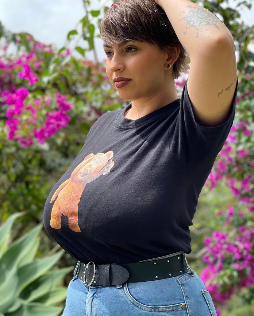 Myamaretto’s massive hangers cannot be hidden | Scrolller