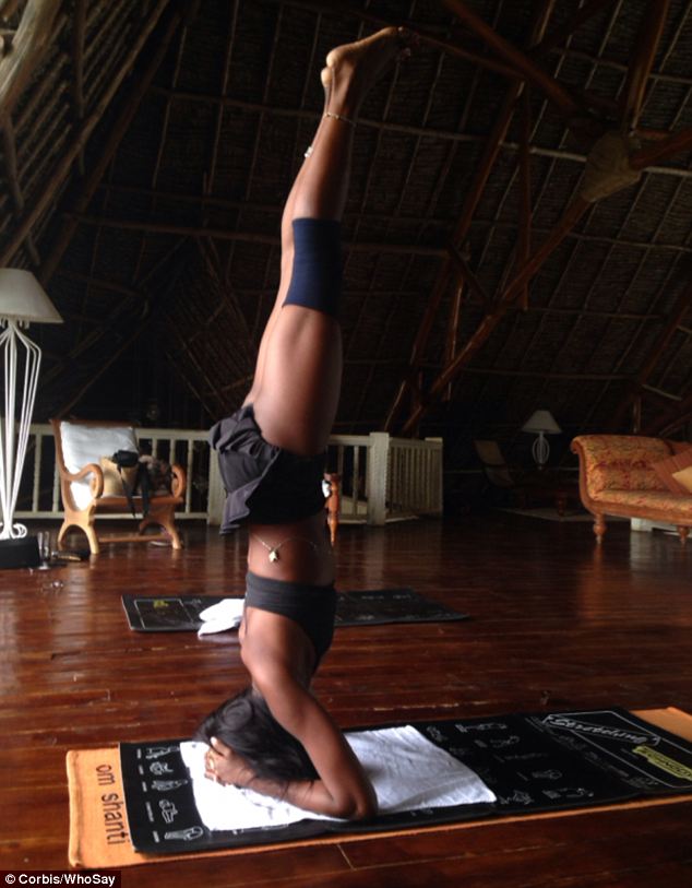 Naomi Campbell proto-Handstand | Scrolller