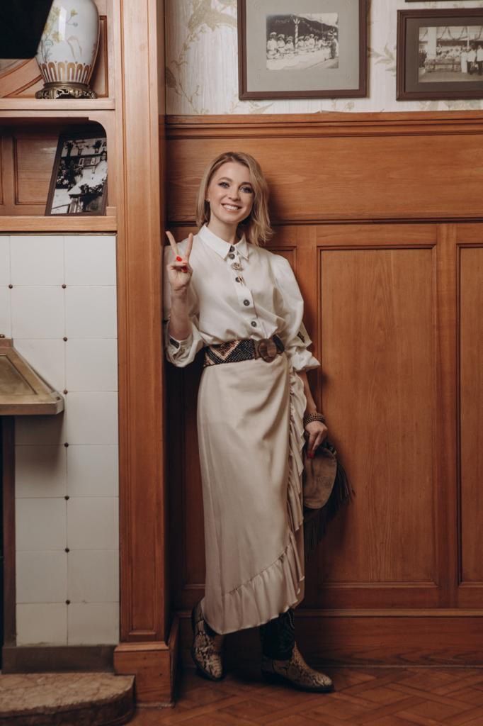 Natalia's victory sign | Scrolller