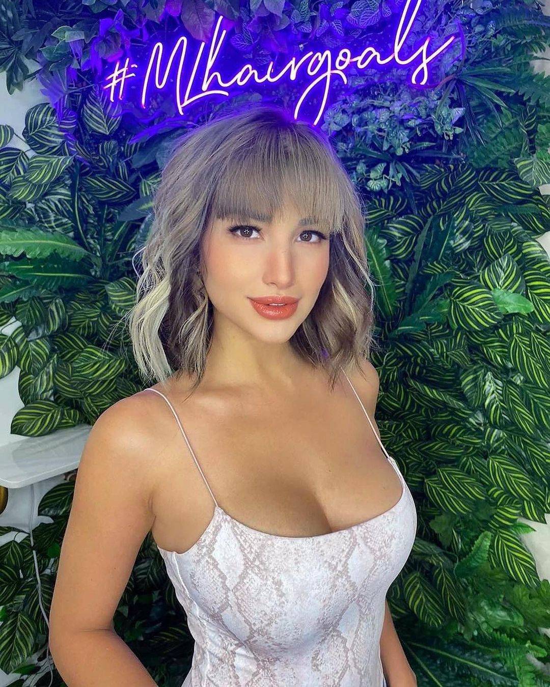 Nathalie Hart | Scrolller