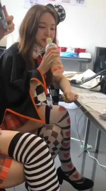 Nayeon - costume | Scrolller