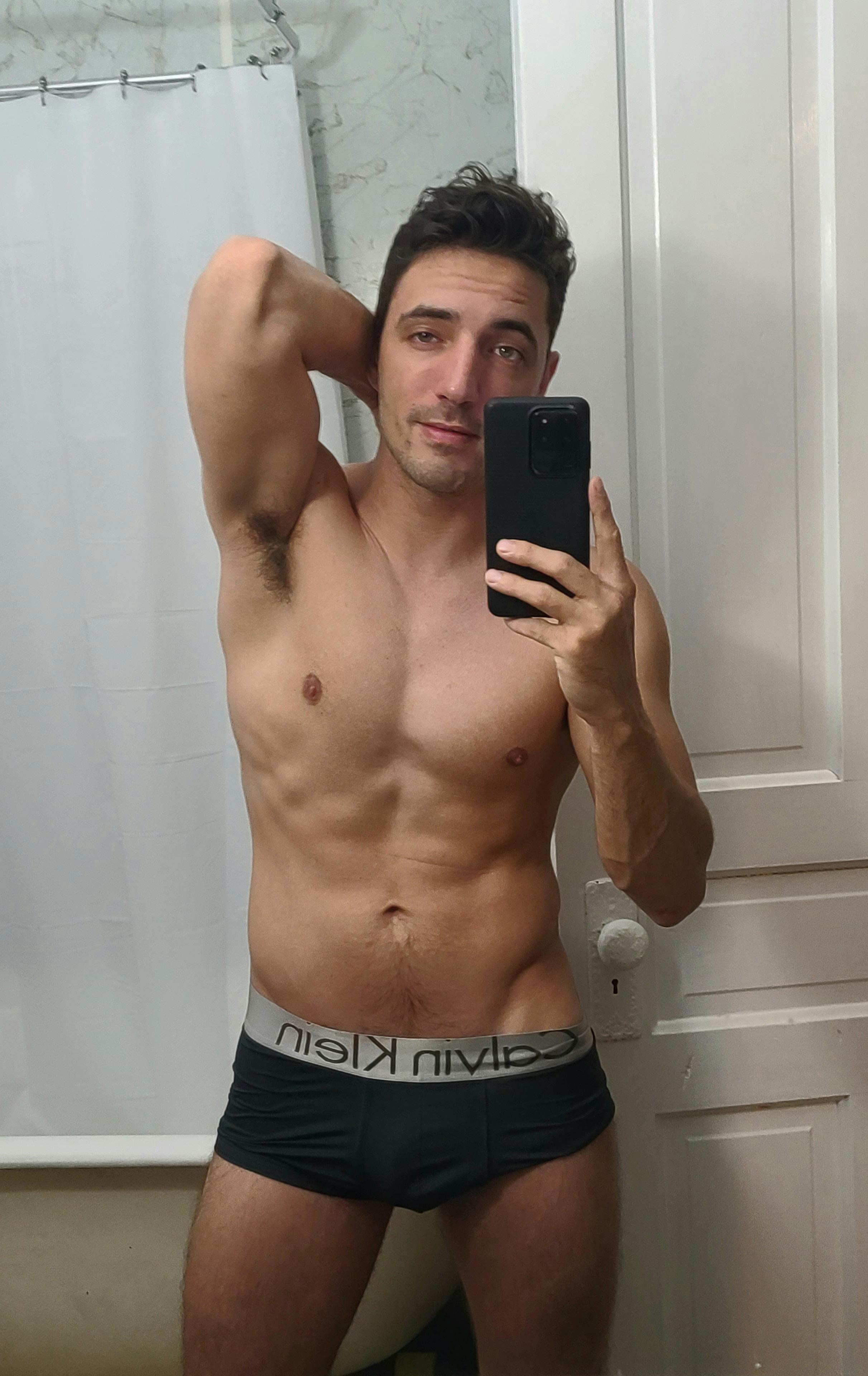 Need a shower buddy! | Scrolller