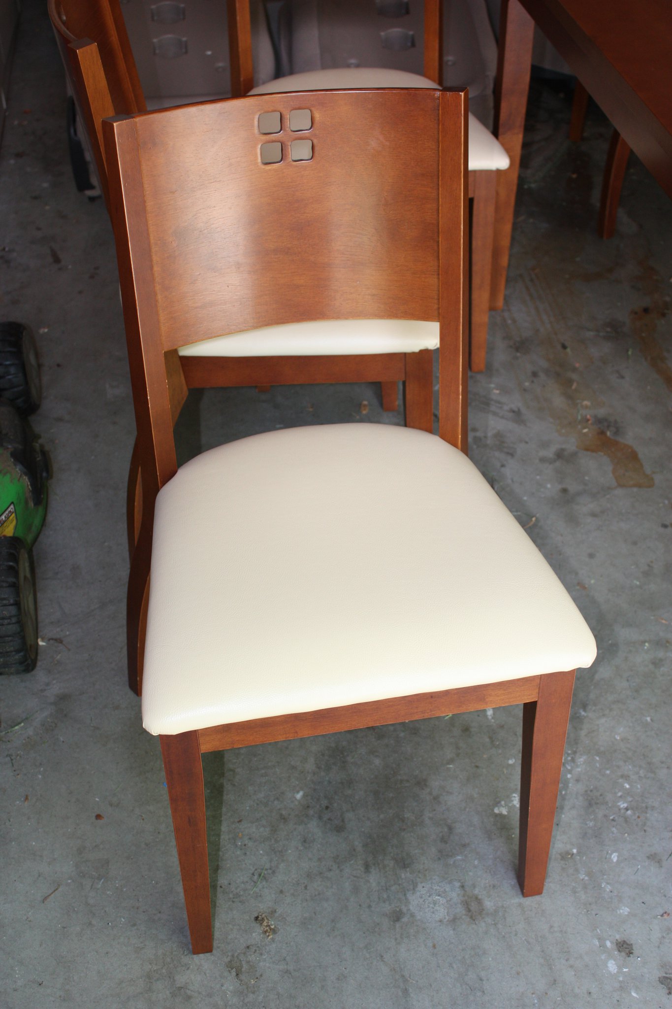 Need help finding a chair similar to these. | Scrolller