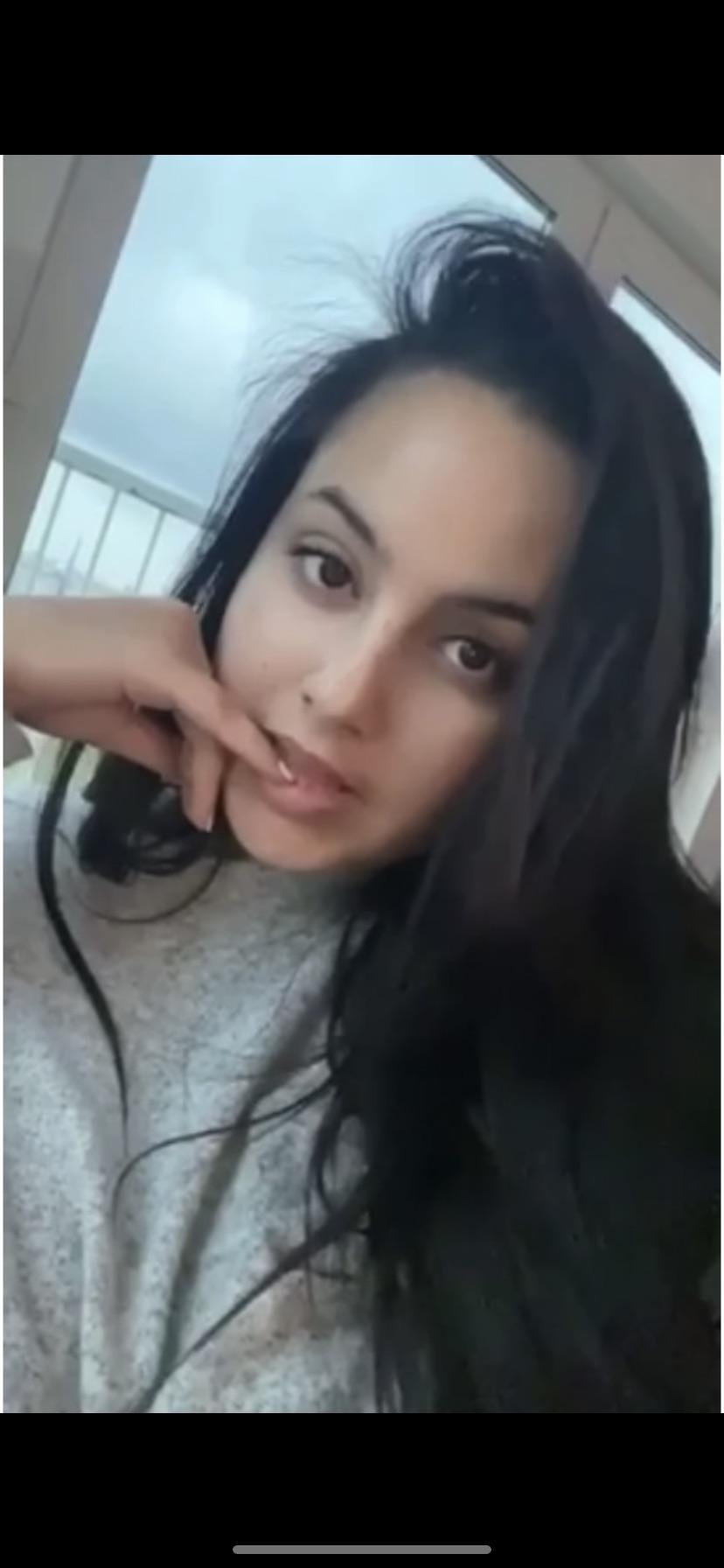 Do anyone know her name | Scrolller