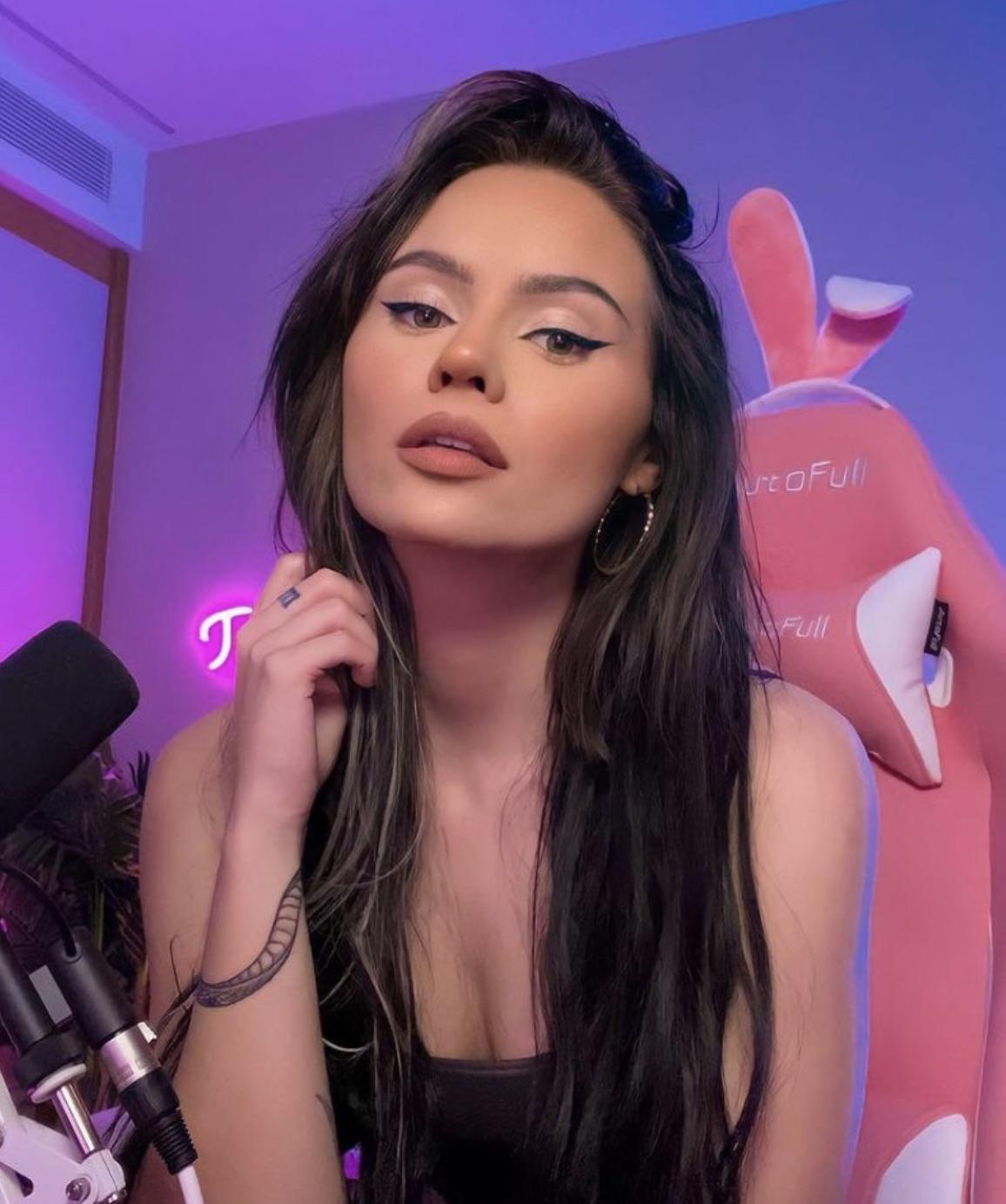 Need someone to rp as Talia and dominate me. Msg me here or my kik ...