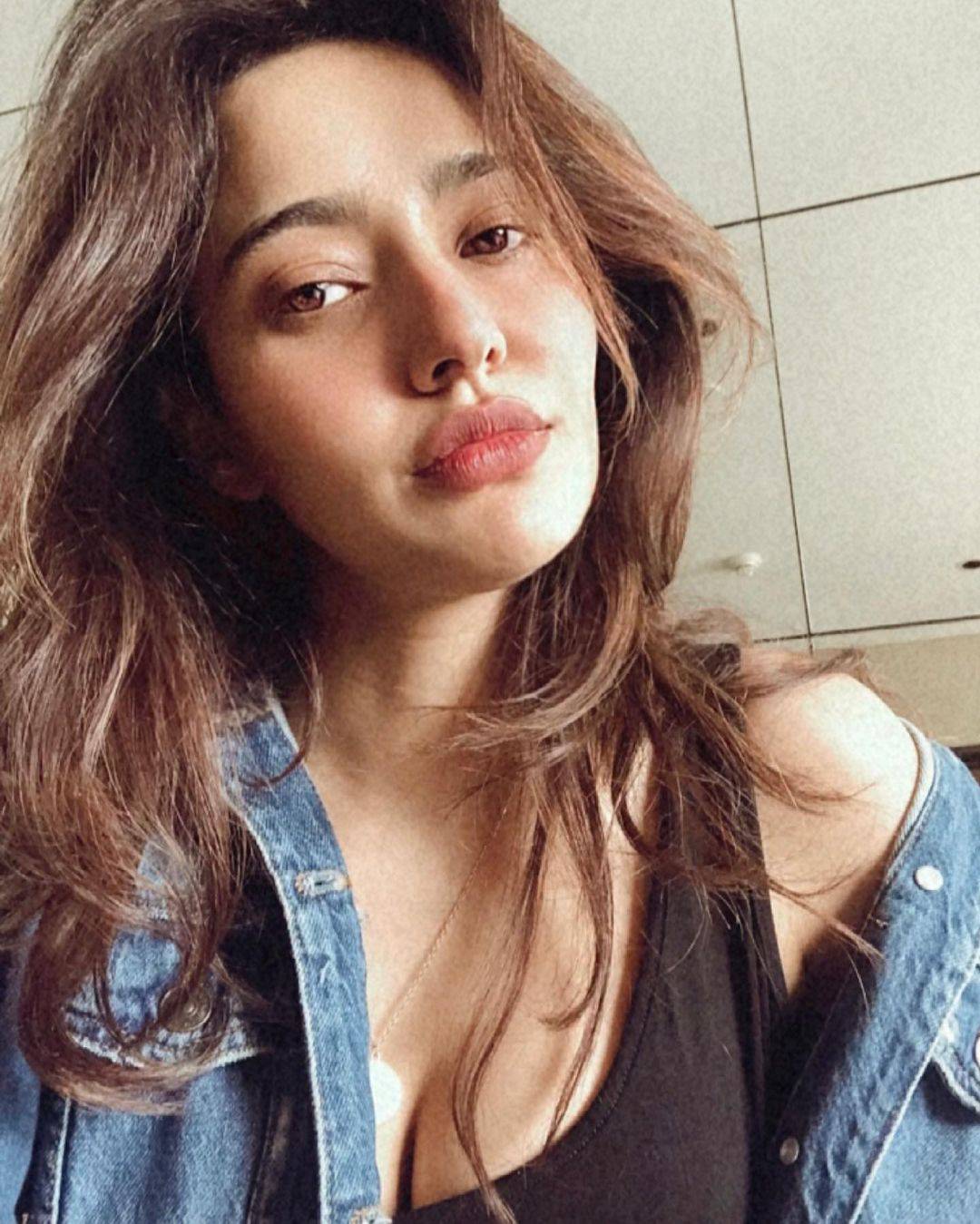 Neha Sharma flaunting her delicious cleavage 😍 | Scrolller