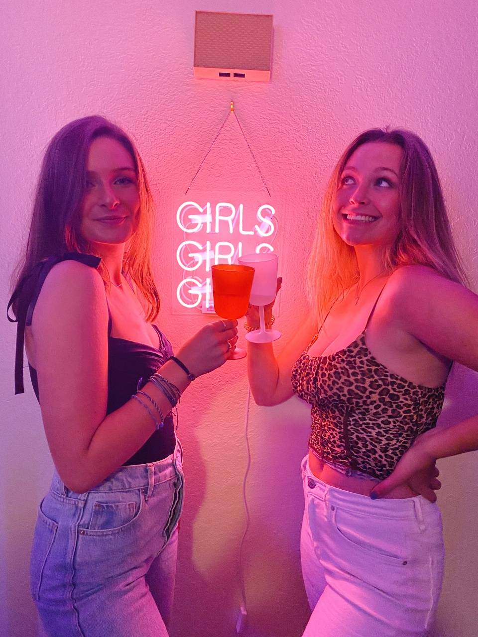 neon (IKTR) | Scrolller