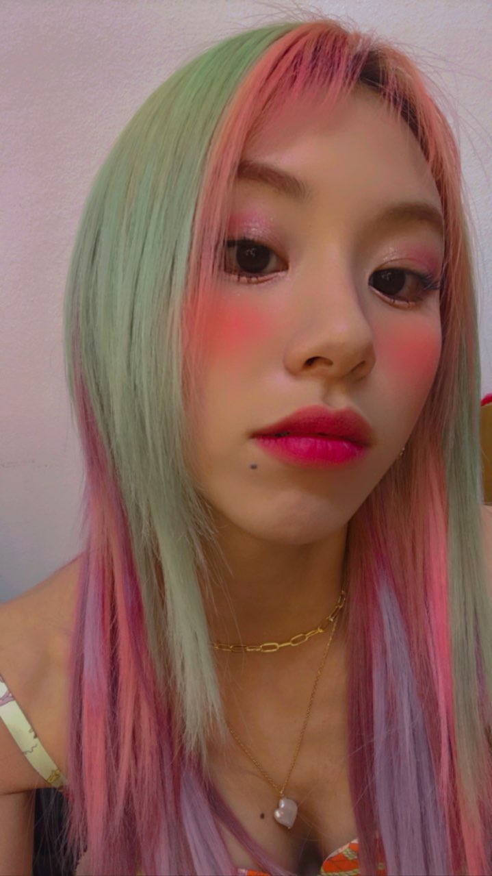 Neon lips | Scrolller