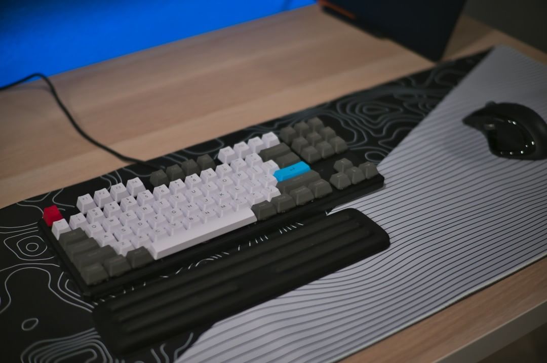New keycaps and deskmat | Scrolller