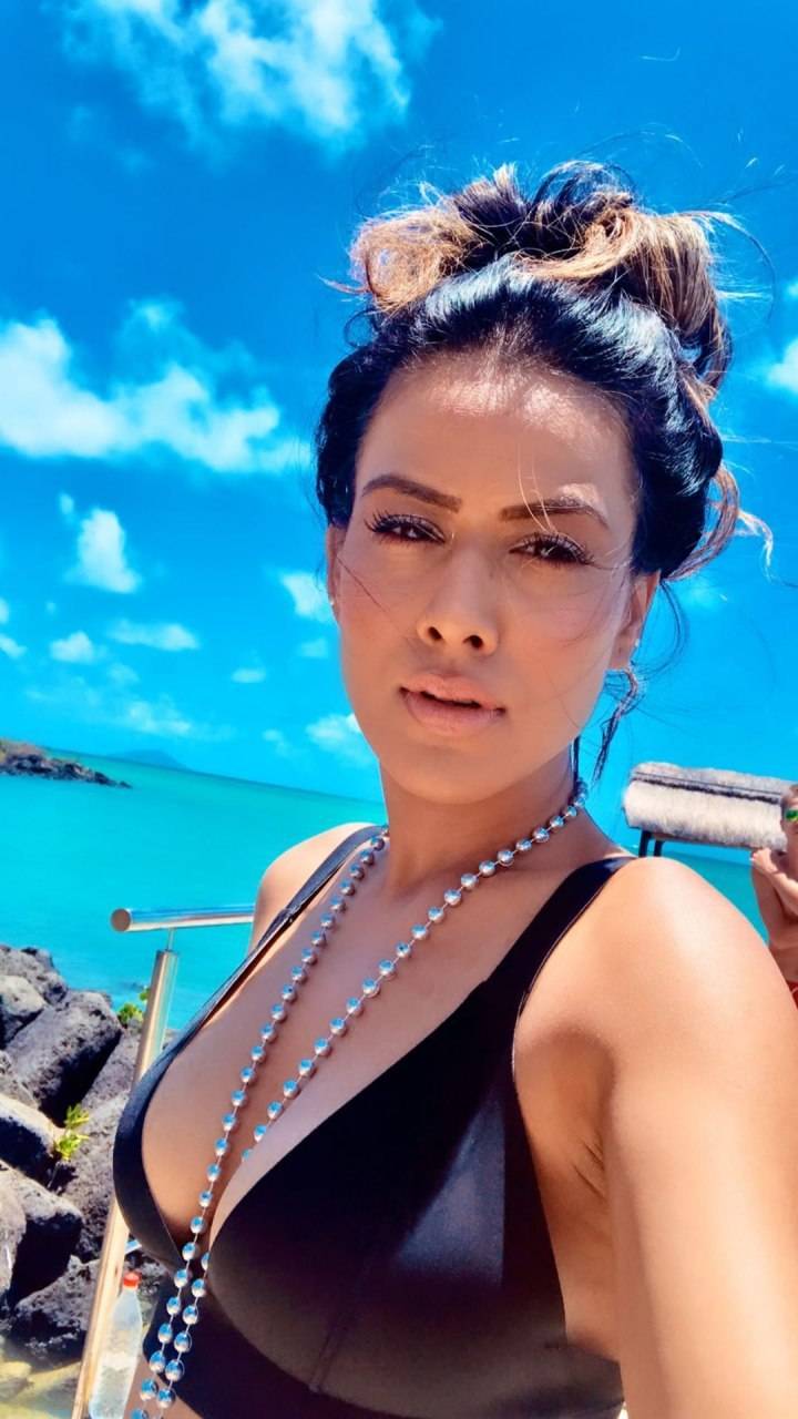 Nia Sharma Side Cleavage 😍🤤 | Scrolller