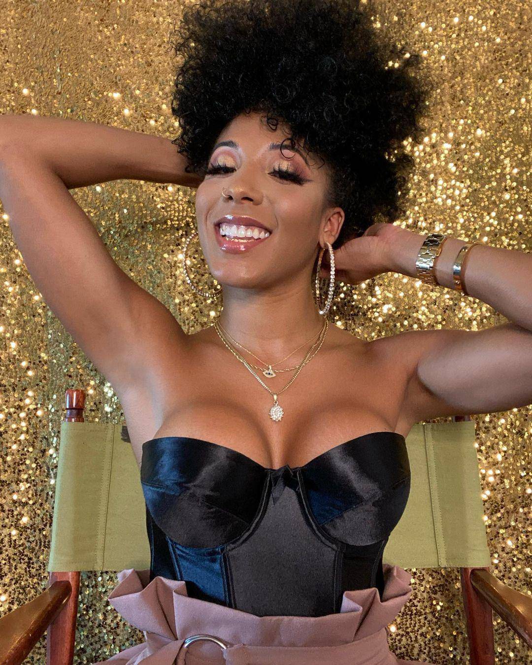 nice cleavage 2 | Scrolller