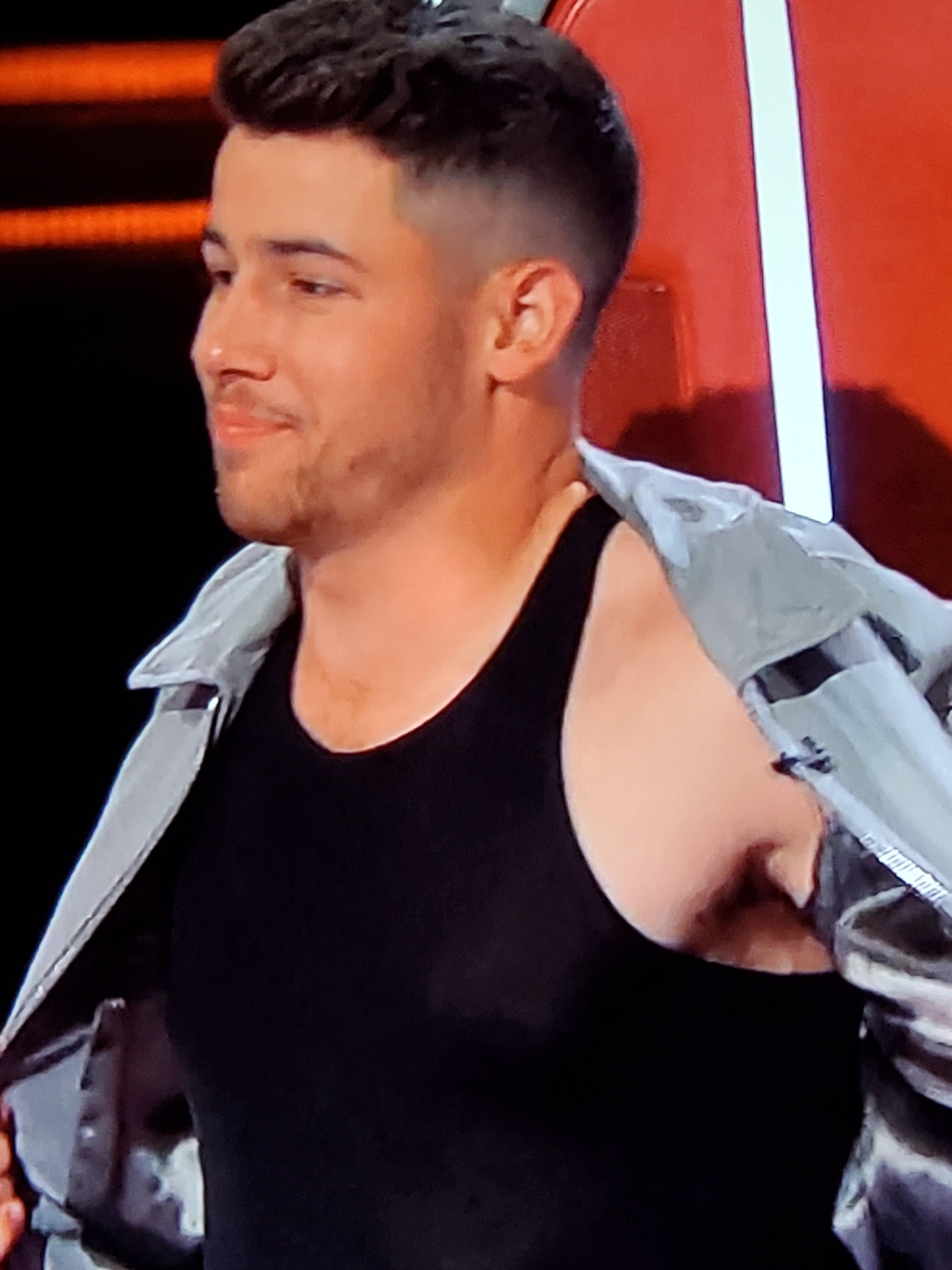 Nick Jonas flashing his perfect pit on The Voice. | Scrolller