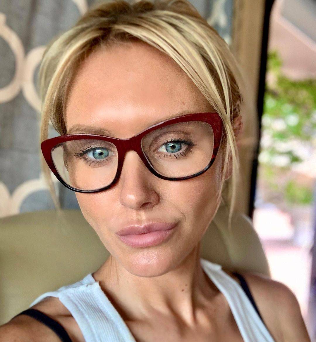 Nicky Whelan Scrolller