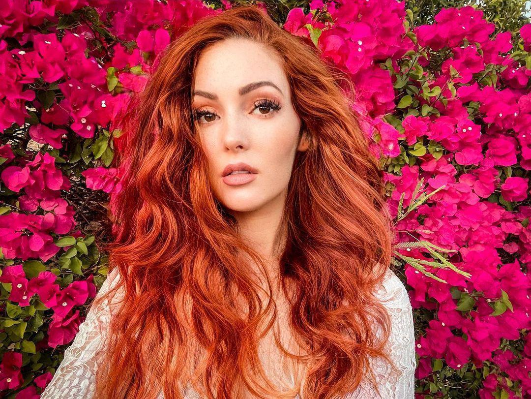 Nicole Simone | Scrolller