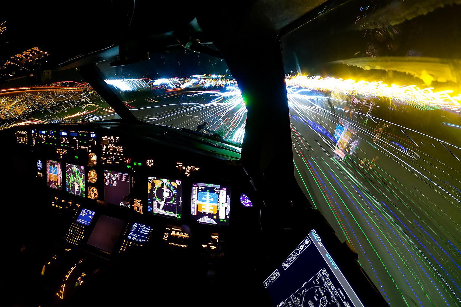 Night ILS approach in the Boeing 737-800 | Scrolller