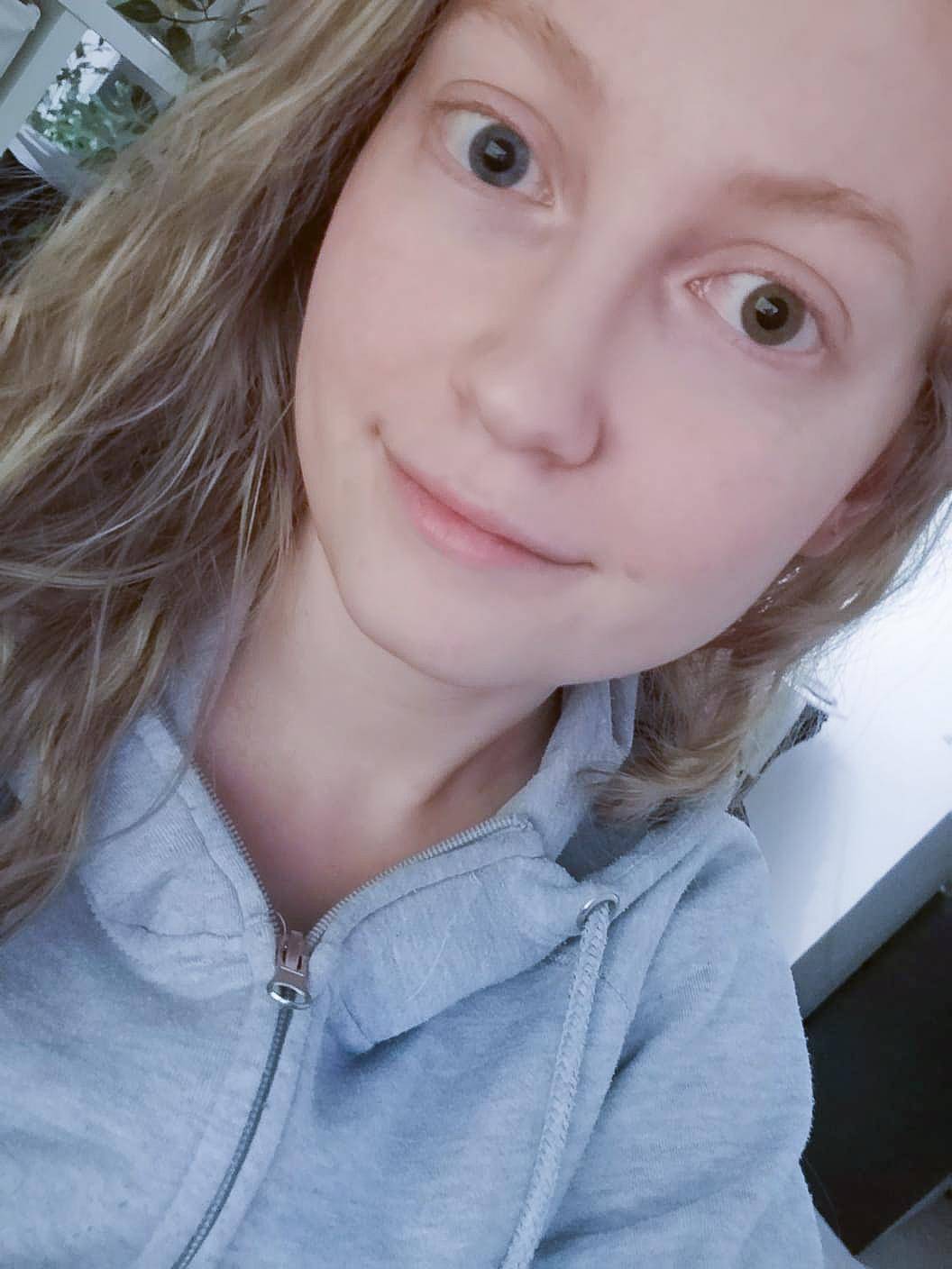 No makeup late night selfie 😅 | Scrolller