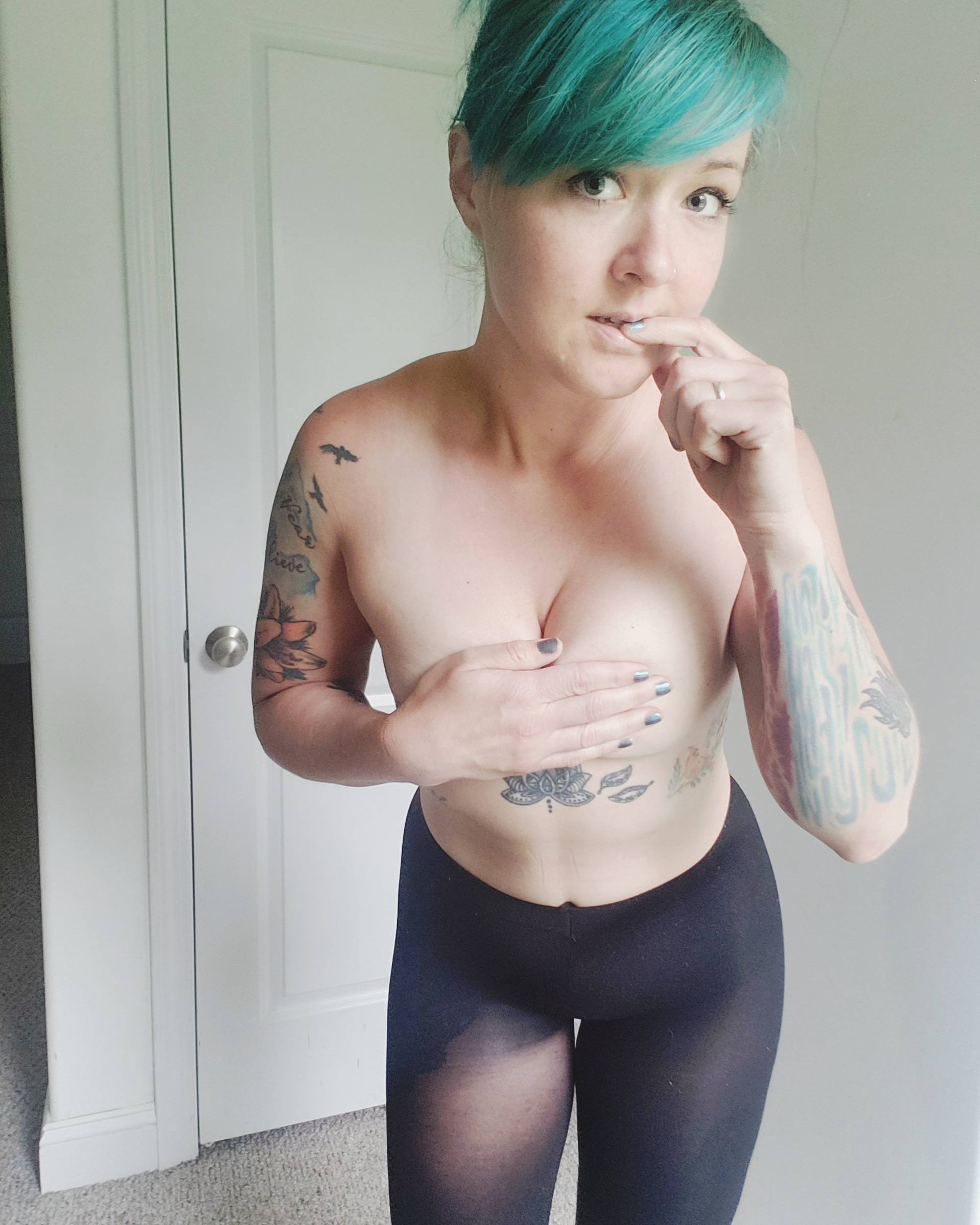 Nothing like a good pair of tights. | Scrolller